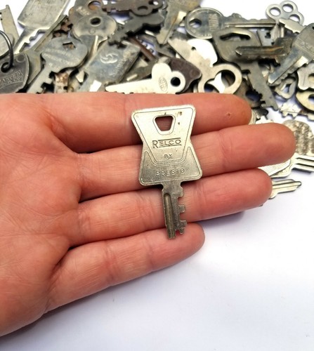 Lot of 5 random vintage keys antique old keys, house, car, post office ...