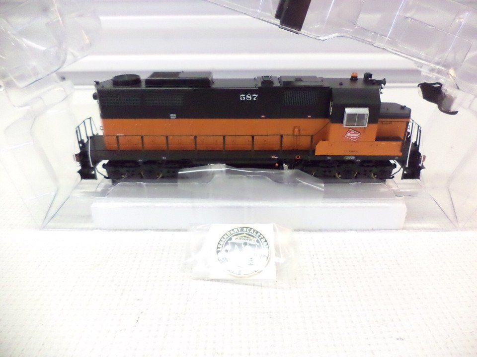 ScaleTrains Ho SXT70022, SDL39 locomotive, Milwaukee Road 587, DCC ...