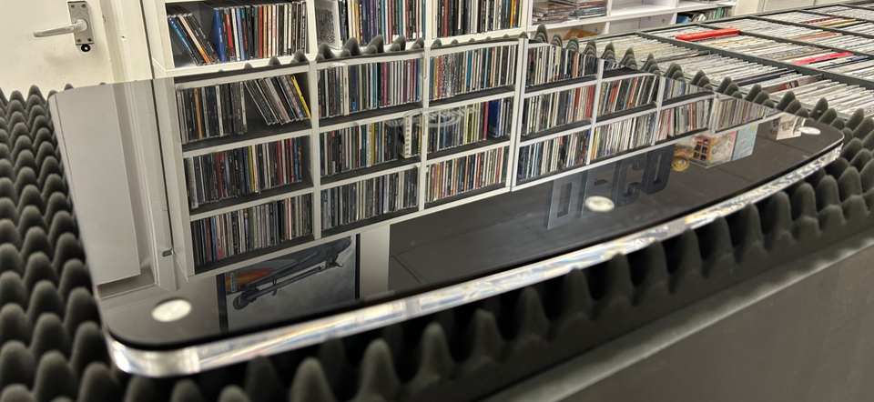 ClearCover BasePlayer Black Hi-Fi Isolation Platform with Curved Front ...