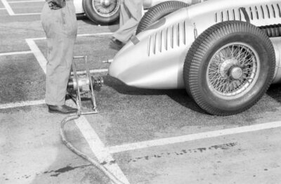 Starter motor ready for Rudolf Hasse's Auto Union D on the grid 1938 ...
