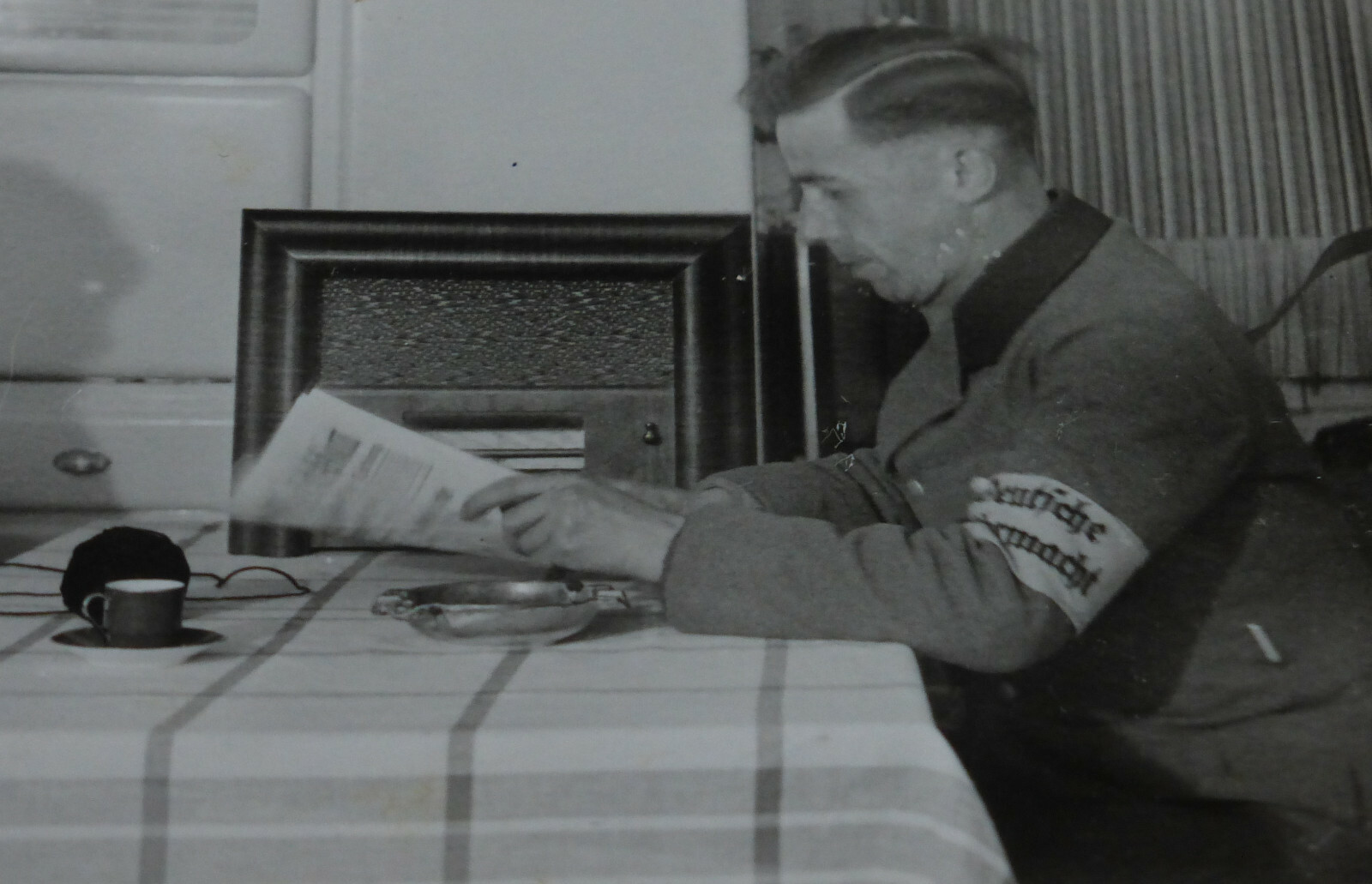 Deutscher Volkssturm Soldat mit Armbinde vor Goebbelsschnauze ...