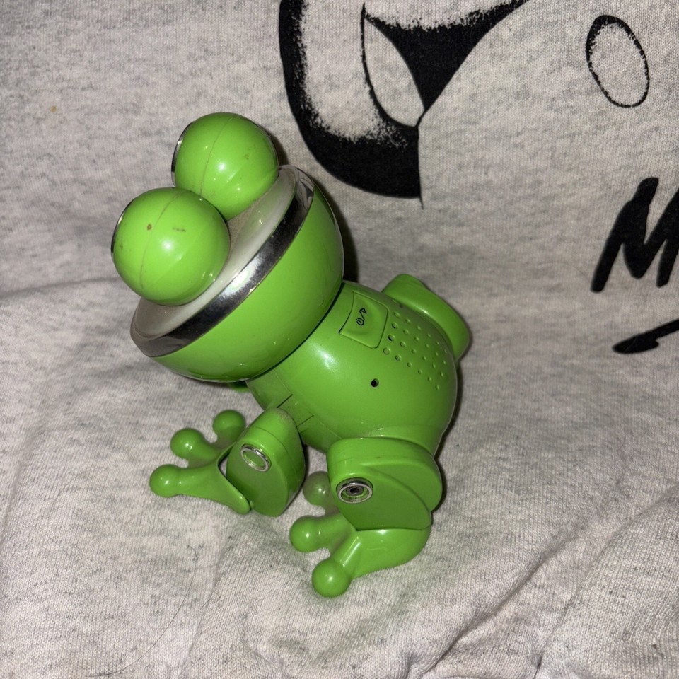Silverlit Hip Hop Pets Green Frog MP3 Speaker System - Sounds & Lights ...