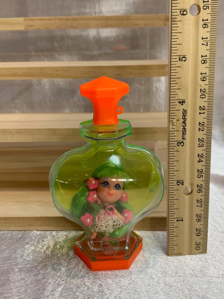 LOT OF 7 KIDDLE KOLOGNES AND 1 KIDDLE KOLA BY MATTEL. INCLUDES DISPLAY ...