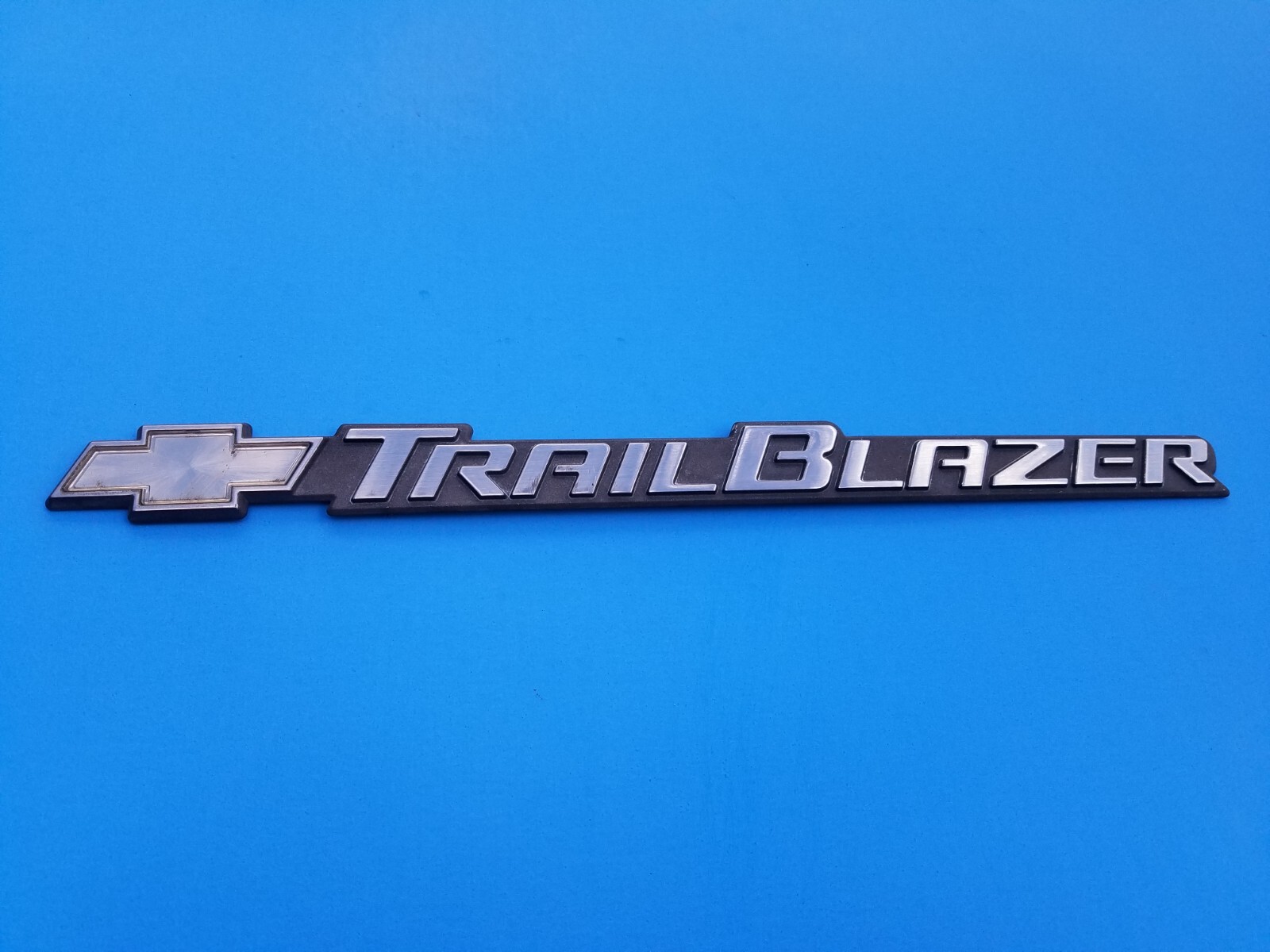 02 03 04 CHEVROLET TRAILBLAZER SIDE DOOR EMBLEM LOGO BADGE SYMBOL OEM ...
