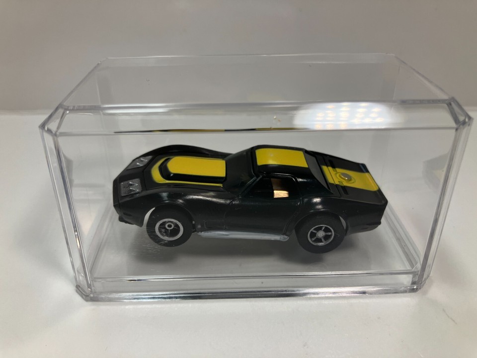 AFX tras BLACK / YELLOW CORVETTE AW Chassis & Display case Aurora NEW ...