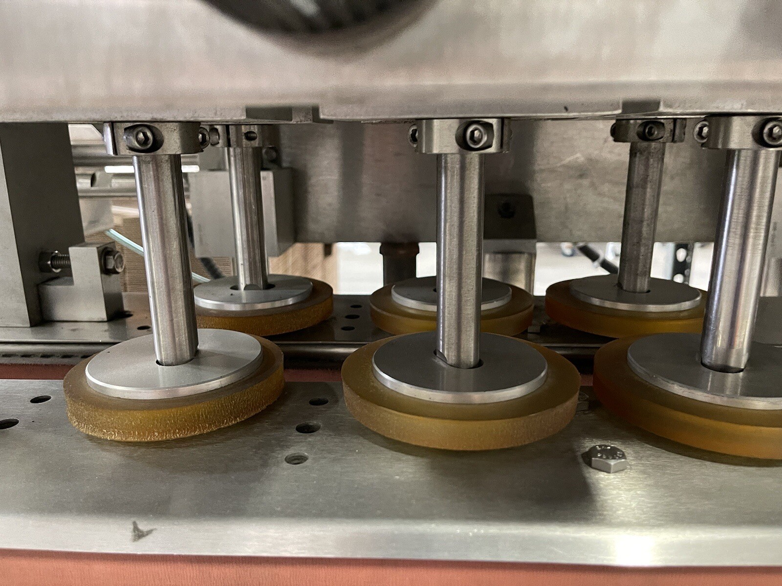 Bottle Jar Capper 6 Spindles With Cap Sorting / Placement Accutek Kiss ...