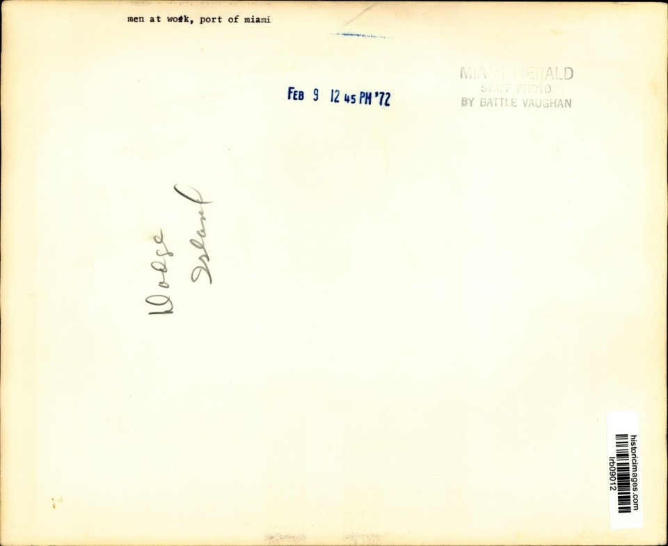 1972 Press Photo Workmen operate trucks at Port of Miami, Dodge Island ...