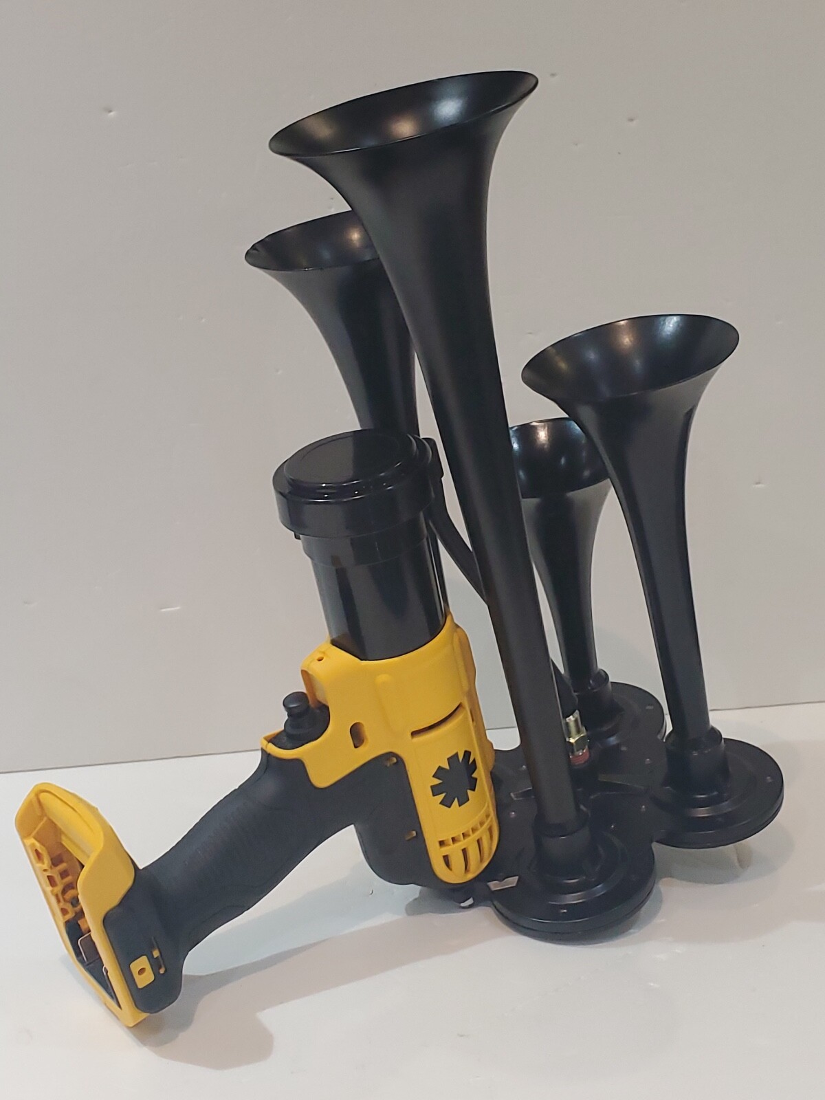 DeWALT 20V MAX Power Air Horn, Train Horn, QUAD Brass Trumpets 14 Inch ...