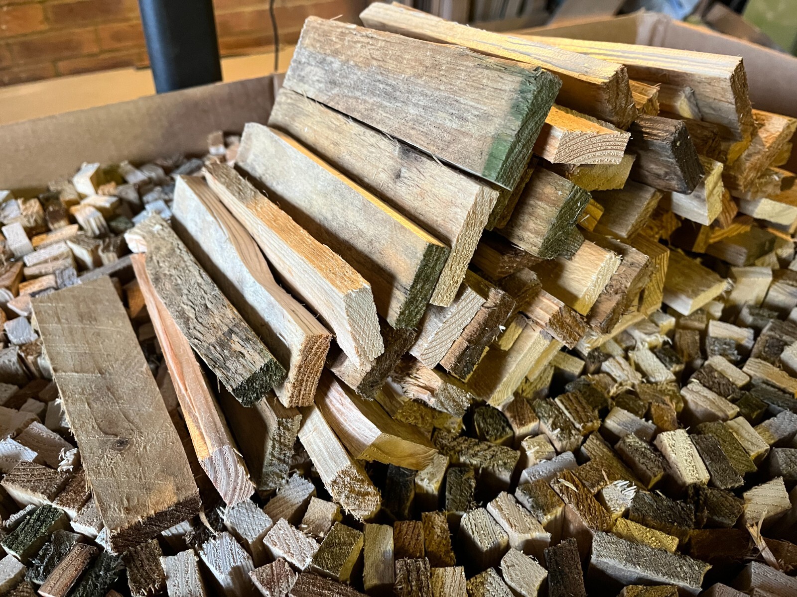 BOX 25 KG DRY KINDLING FIREWOOD LOGS WOOD BURNERS STOVES FIRE PITS FREE ...