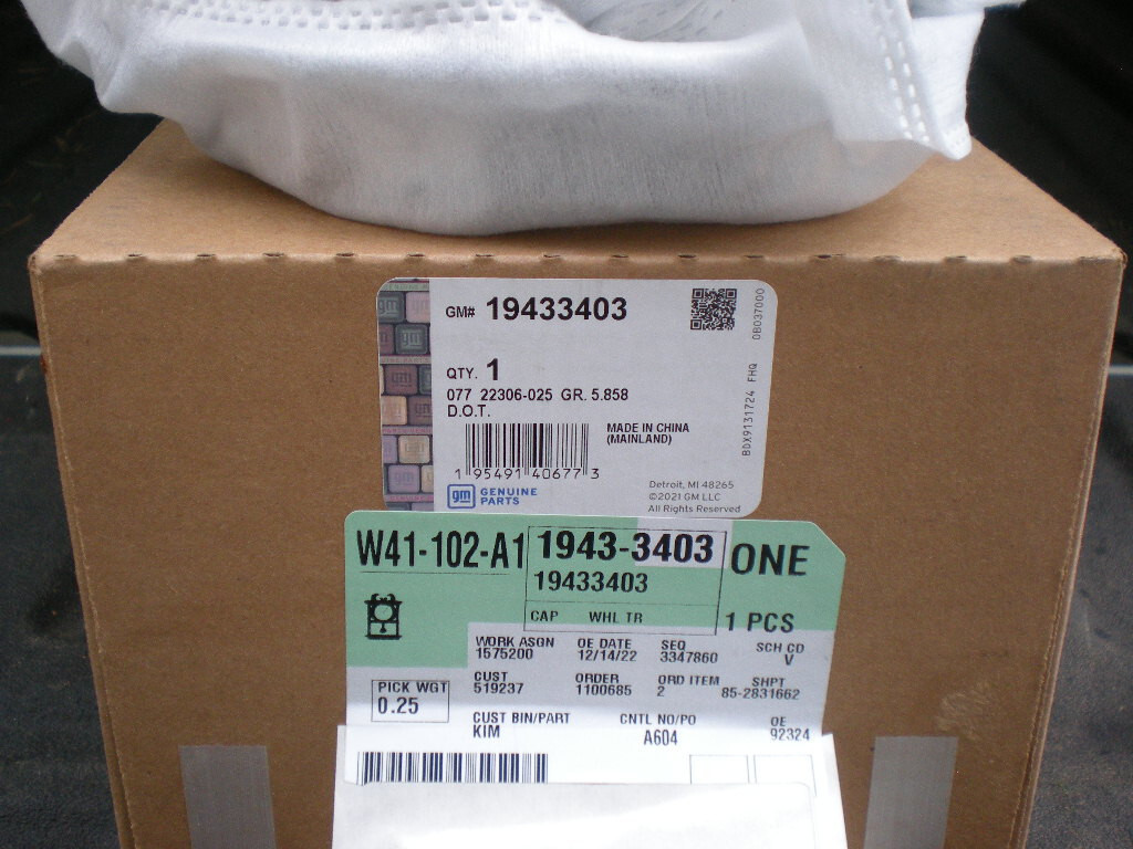 Set 4 NEW OEM 09 - 14 Chevrolet Tahoe Silverado Suburban Center Cap P/N ...