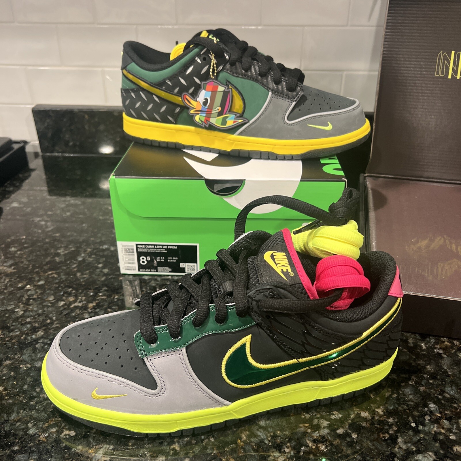 Nike Dunk PE Low What the Duck Dunks Oregon + Book - HV1454-001 - Size ...
