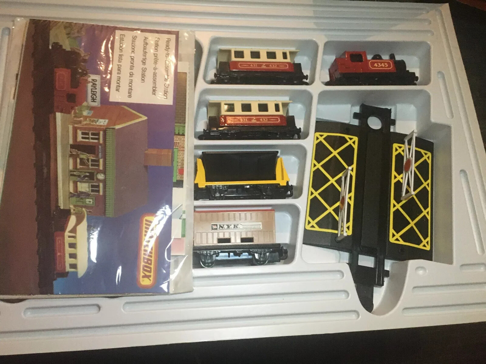 Matchbox RAILWAY Eisenbahn Zug SET + SCHIENEN & AUFBAU BAHNHOF IN OVP ...