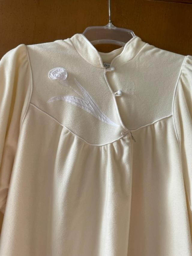 WOMANS LONG ZIPPERED CREAM ROBE MISS ELAINE XL W/CALLA LILY EMBROIDERY ...