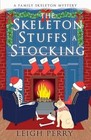 Skeleton Stuffs a Stocking: A Family Skeleton Mystery (#6) Buch ...