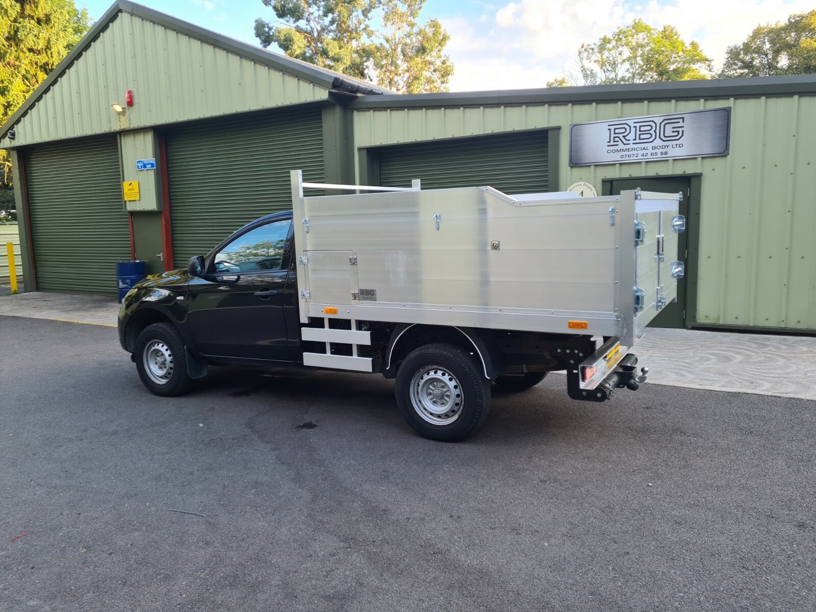 ARB Tipper bodies with aluminium planks for Mitsubishi L200 pickup ...