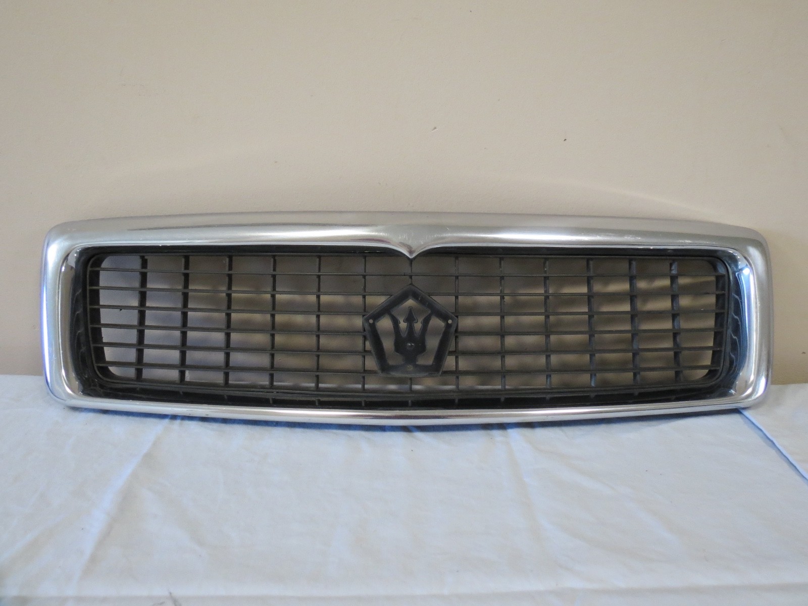 89 90 91 Chrysler Maserati TC Front Upper Bumper Grille Grill Mesh ...