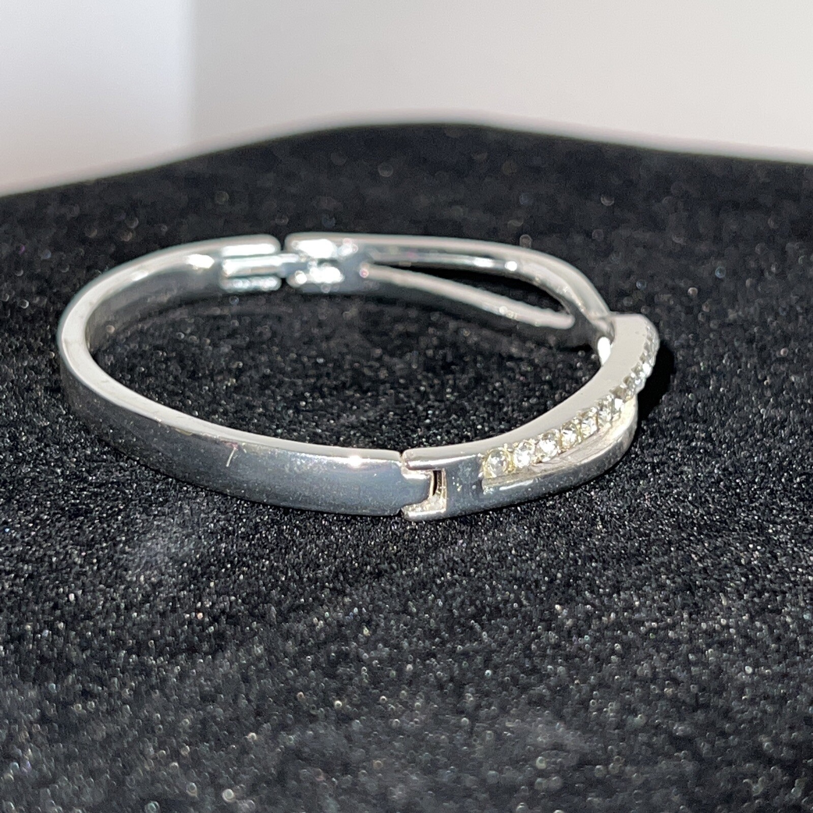 ANNE KLEIN SILVER RHINESTONE CUFF HINGE BRACELET - Gem