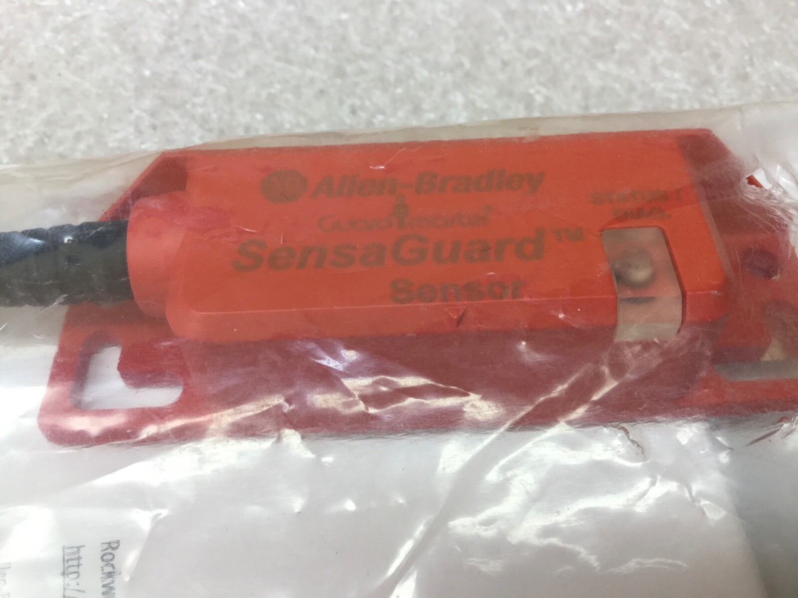 ALLEN BRADLEY 440N-Z21XS2H SENSAGUARD SERIES B NON-CONTACT SWITCH 24VDC ...