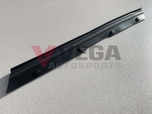 Genuine Nissan Bonnet/Headlight Rubber Protector RHS to suit Nissan ...