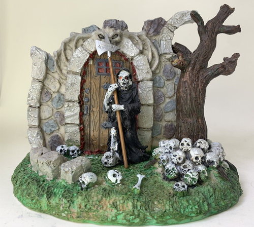 Lemax Spooky Town THE GATE KEEPER 2009 Grave Yard Skulls Halloween ...