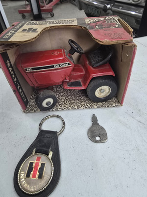 Ertl Red 682 Cub Cadet International Tractor in BOX NOS & IH Key AND ...