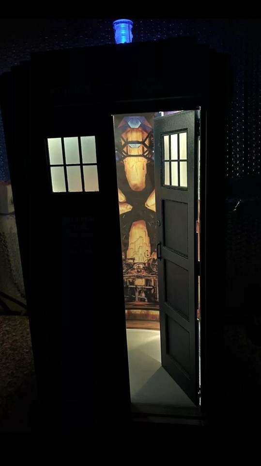 Doctor Who Tardis 13th 14th 15th 1:6 Scale FULL LIGHTS & CONSOLE. Not ...