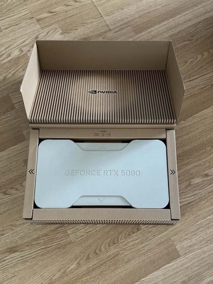 NVIDIA GeForce RTX 5090 Founders Edition 32GB GDDR7 Graphics Card ...