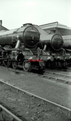 PHOTO LNER GRESLEY 'A3' PACIFIC 60046 'DIAMOND JUBILEE' AND 'O2' 2-8-0 ...