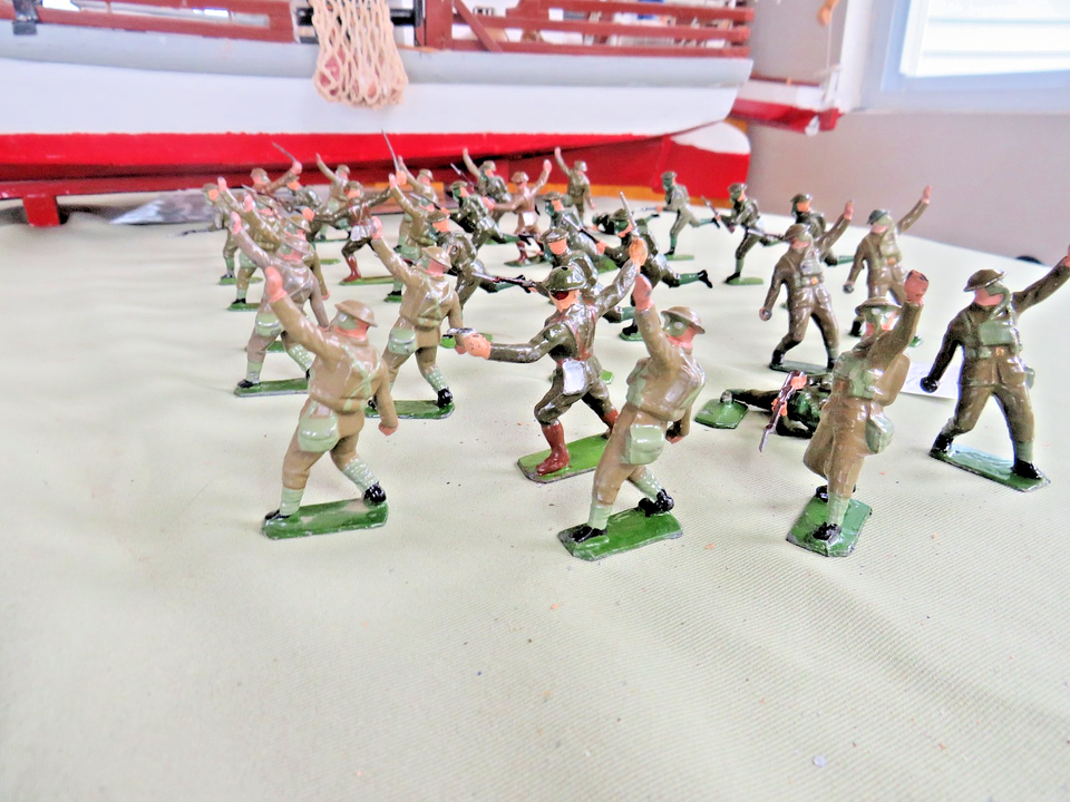 VINTAGE BRITAINS LEAD SOLDIERS WW2 BRITISH INFANTRY 30+ FIGHTING MEN ...