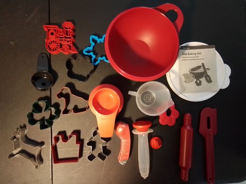 Tupperware Kids Mini Baking Set Red , Measuring Cups, Measuring Spoons ...