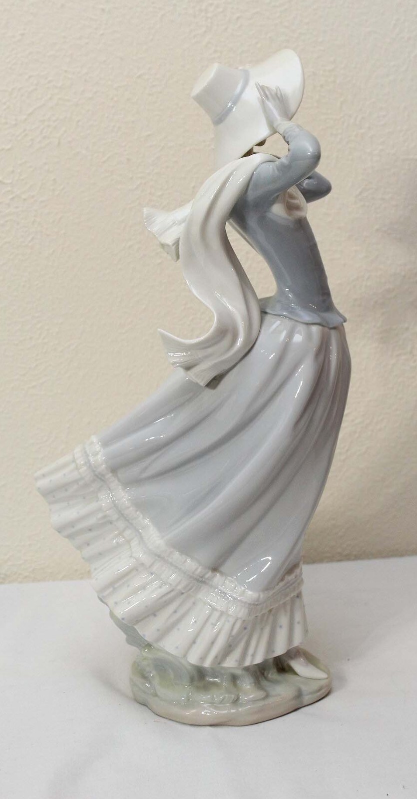 Lladro Porcelain #4936 "Spring Breeze" Woman with Hat Figurine | eBay
