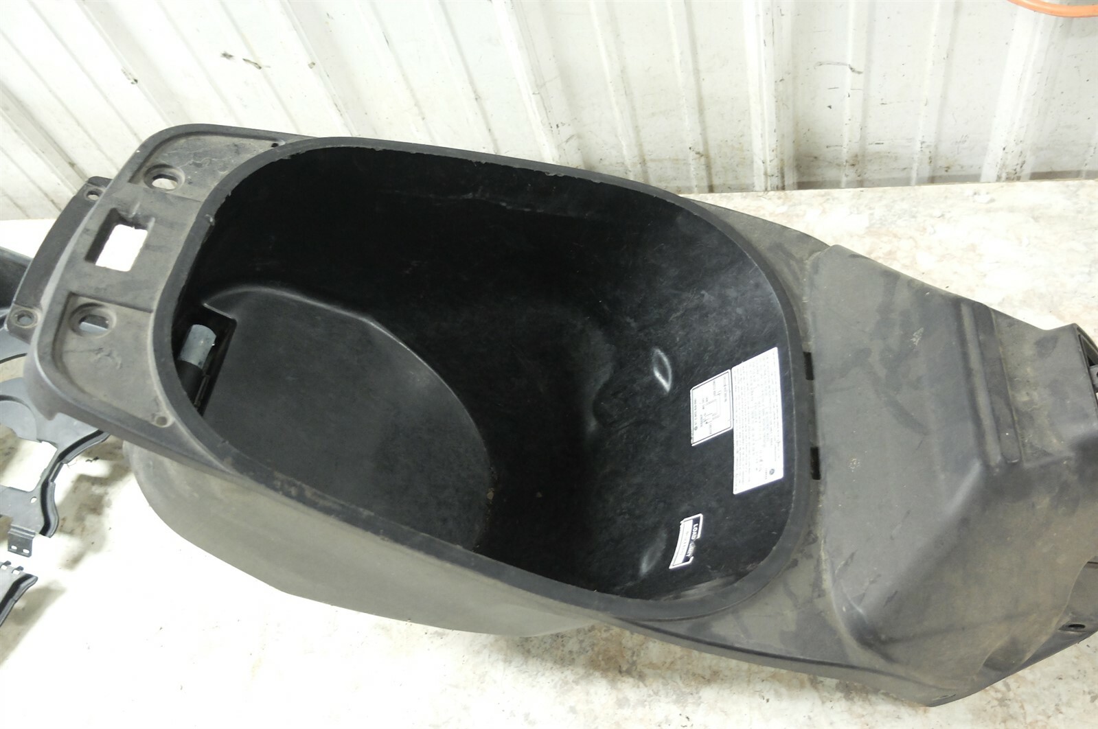 09 Yamaha YW125 YW 125 Zuma Scooter under seat storage box compartment ...
