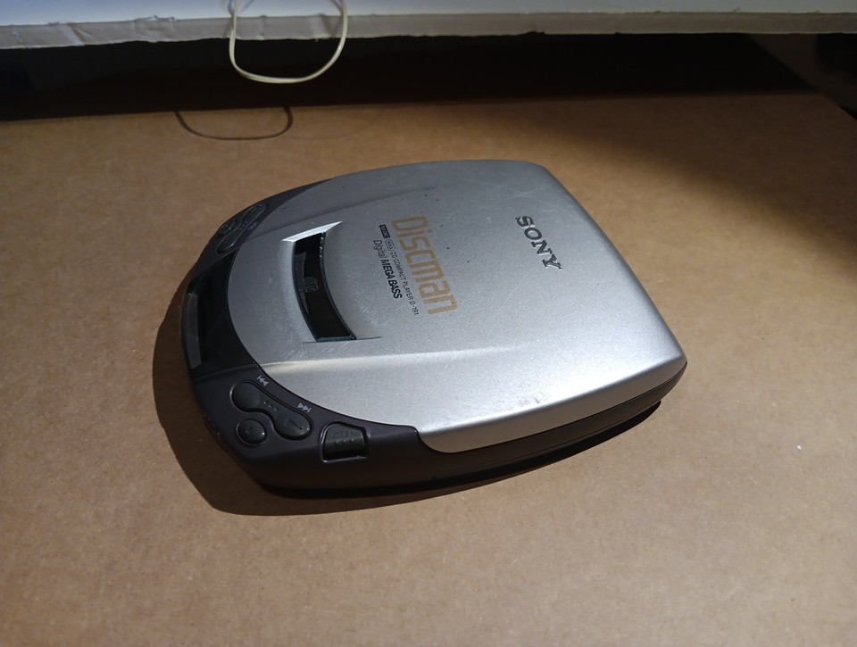 Sony Discman D-191 Silver Portable CD Player Walkman Digital Mega Bass ...