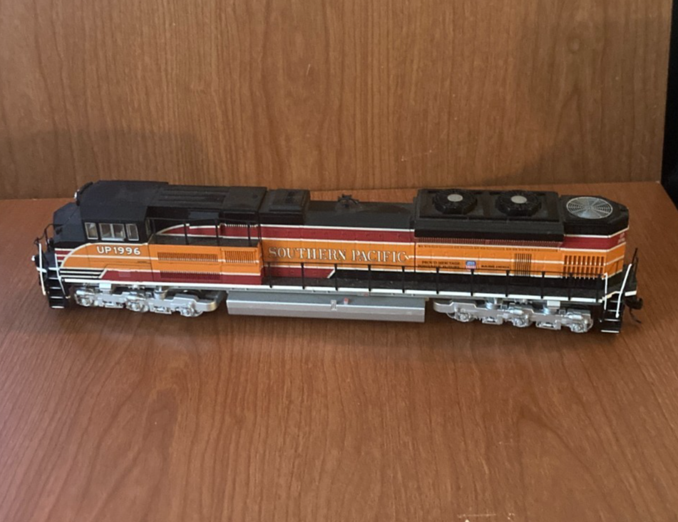 WALTHERS Southern Pacific UP1996 Diesel Locomotive...Made In China...HO ...