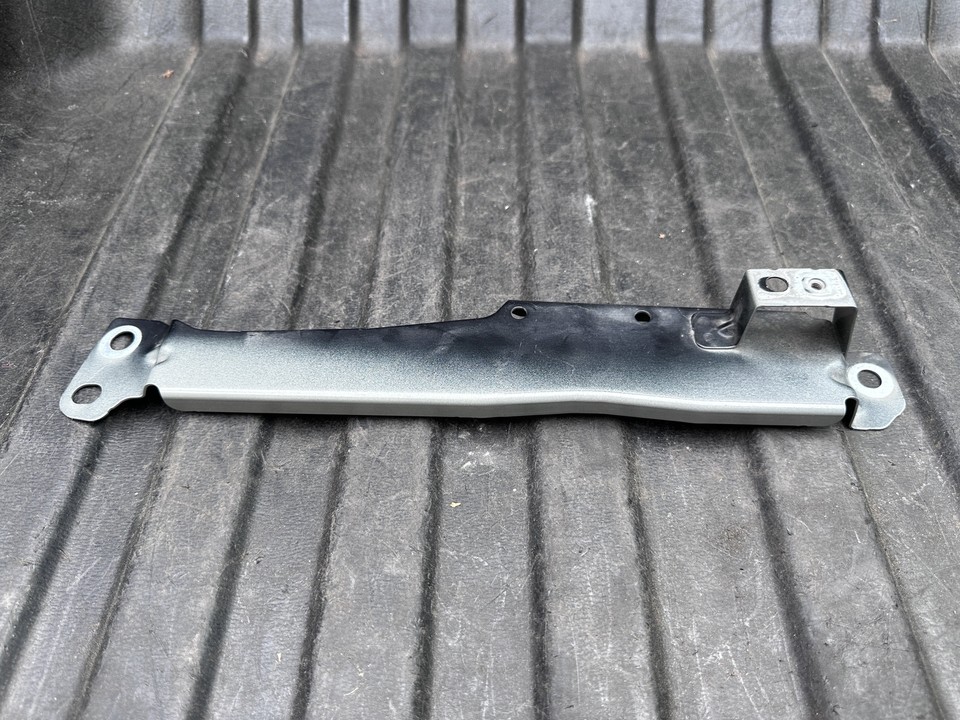 VOLVO V60 II 225, 227 2.0 T4 Front Left Fender Holder 31468233 | eBay