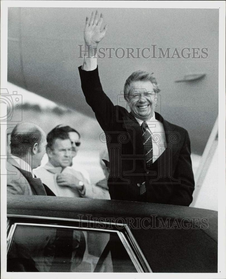 1977 Press Photo Jimmy Carter waves as he gets in limo in Clinton ...