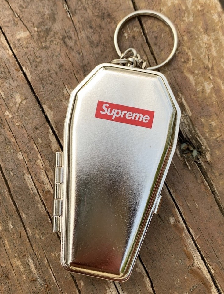 Supreme F/W 2017 Coffin Keychain Box Logo New Sliver Red Key Chain Red ...