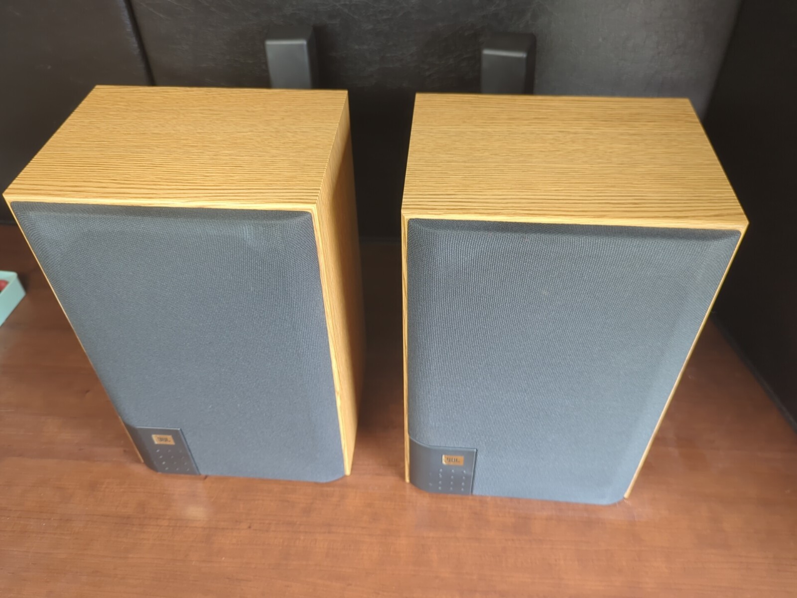 JBL J2050 Bookshelf Speakers (Pair) 2 Wood Grain w/ Omni-Mounts ...