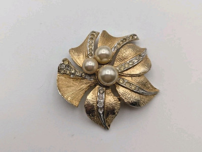 Vendome Flower Brooch Faux Pearl Rhinestone Brooch Pin Gold Tone | eBay