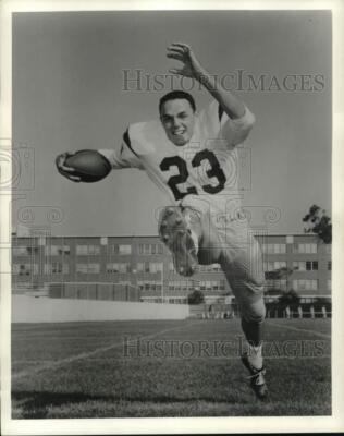 1965 Press Photo USC's fullback Mike Hull holds football as he takes a ...
