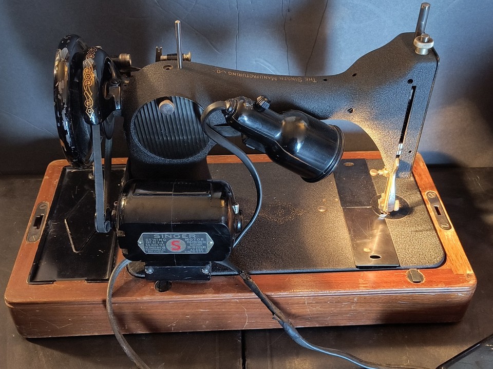 Vintage Singer Sewing Machine Model 128 Crinkle Finish W Case Pedal ...