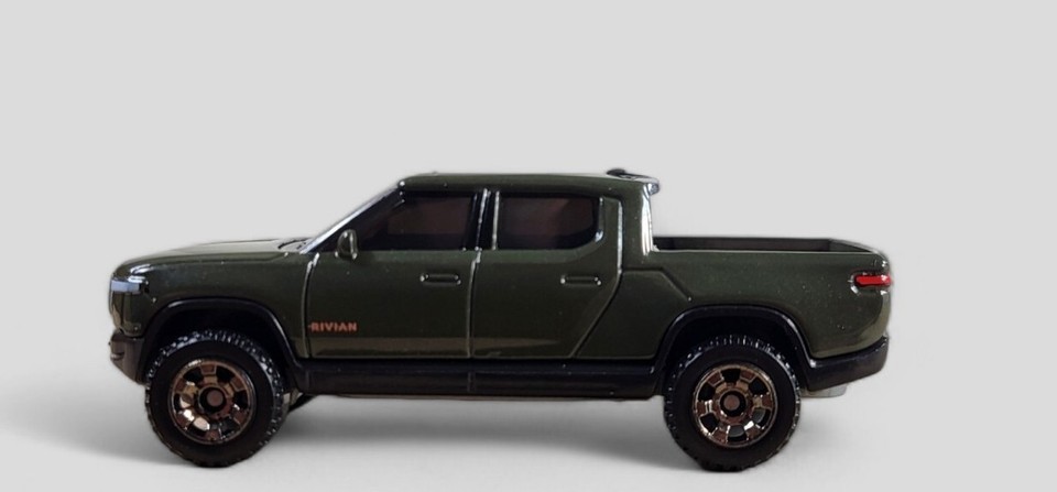 RIVIAN R1T Diorama Collectible DieCast Model Truck EV 1:64 Green LOOSE ...