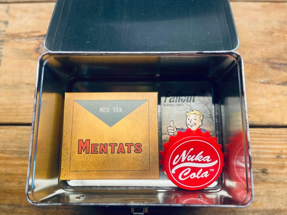 Fallout 3 PS3 collectors Edition Vault-Tec Lunchbox With Other fallout ...