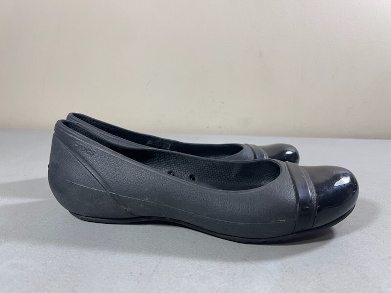 CROCS WOMEN'S BLACK CAP TOE BALLET FLATS 12300 SIZE 6 - Gem