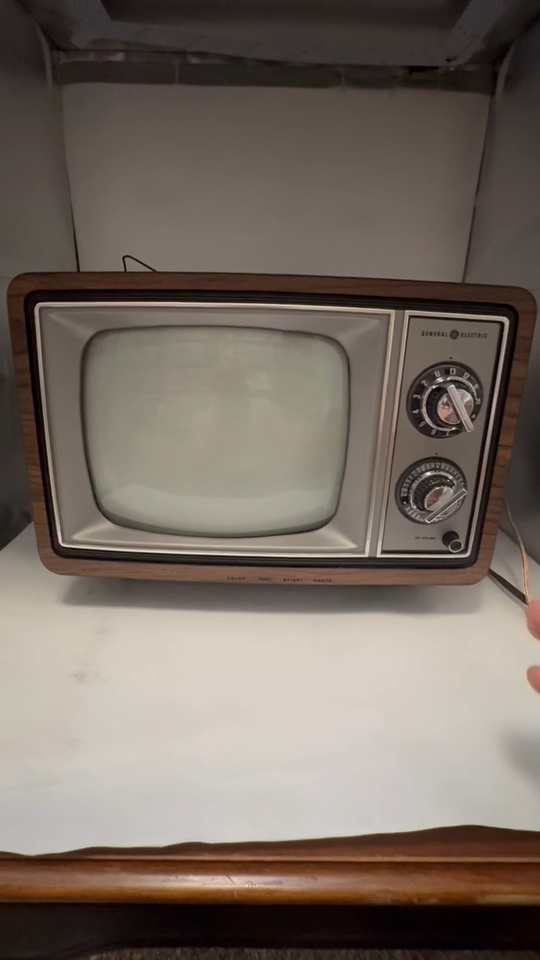 Vintage General Electric CRT TV Portable Colored Gaming 10" 10AB3406W ...