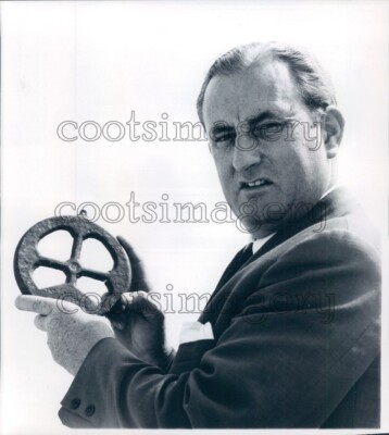 1968 Press Photo Harry Cox of Bermuda Holds Mariner's Astrolabe From ...