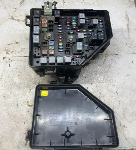 08-09 CADILLAC CTS Engine Fuse Relay Box Circuit Block Assembly w/o ...