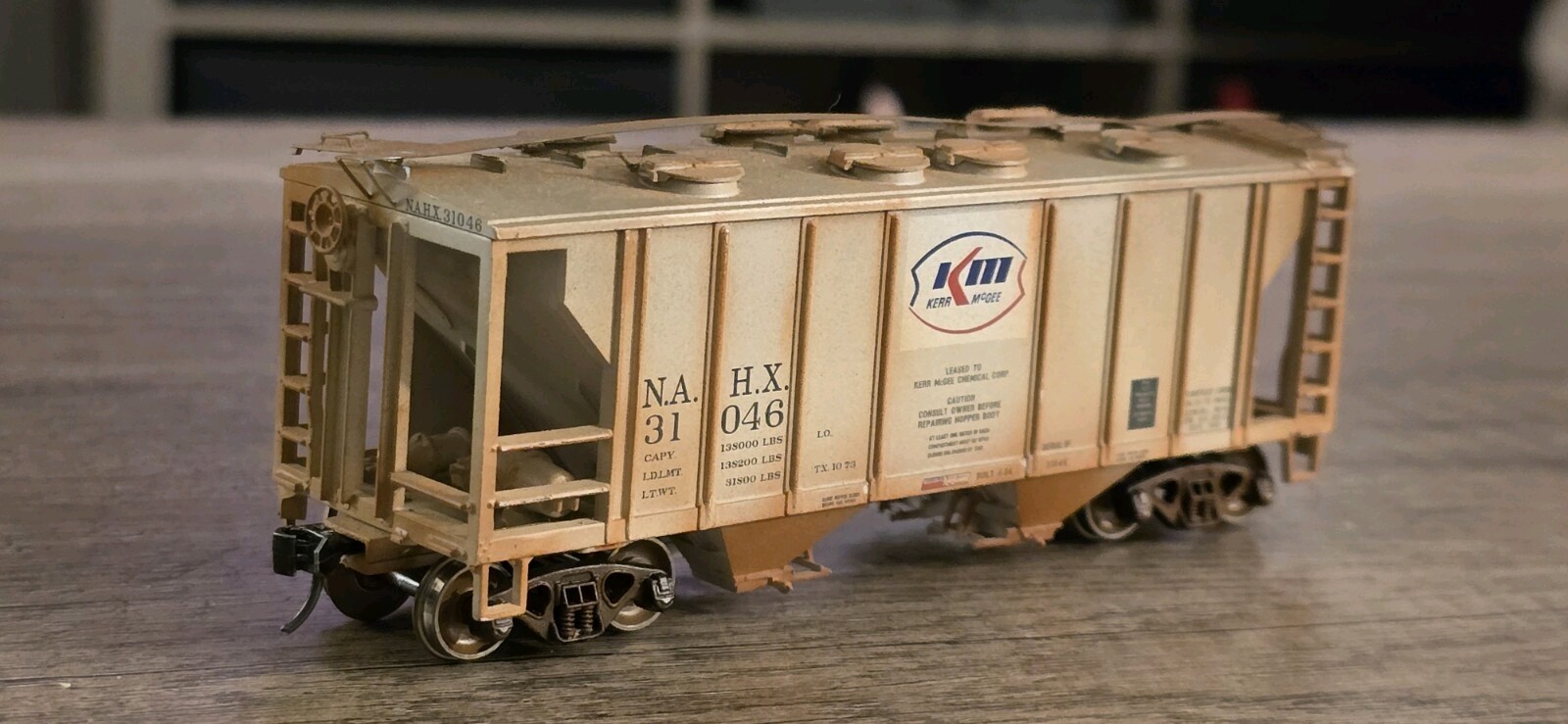 HO Scale Weathered Roundhouse 2 Bay Hopper Kerr McGee NAHX #31046 | eBay