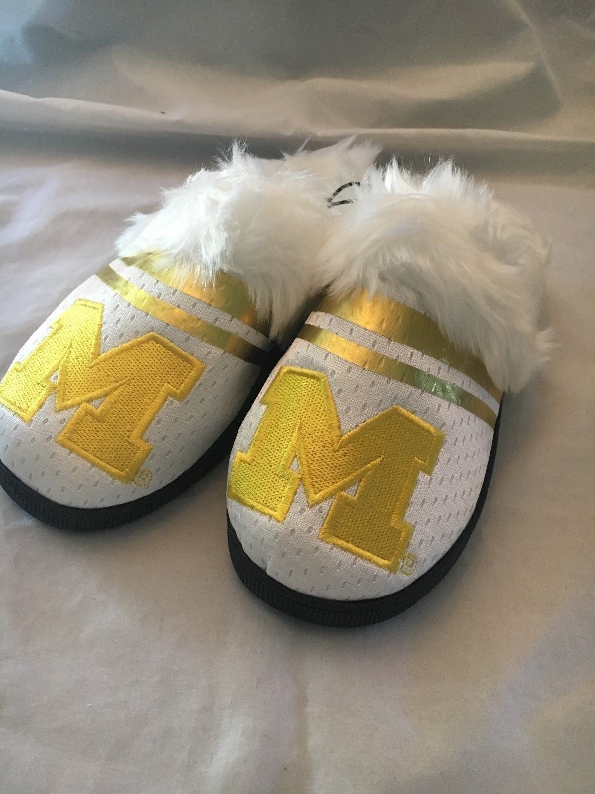 Michigan Wolverines NEW Womens Small Fuzzy Slippers . NCAA College Gift ...