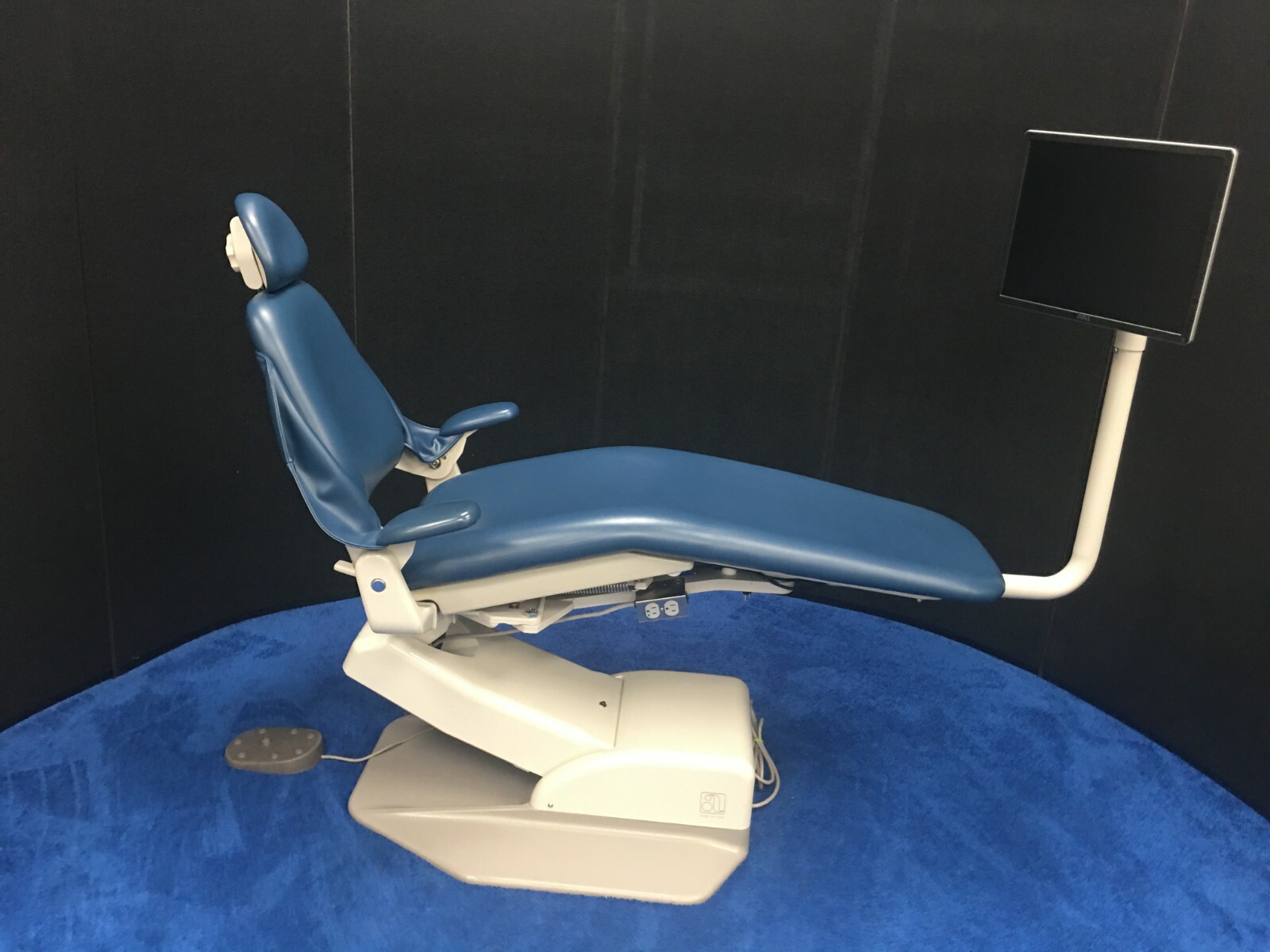 ADEC 1021 Decade Dental Patient Chair w/ Radius Monitor Mount ...